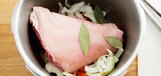 SVINEKNOKESUPPE – Heia Mat