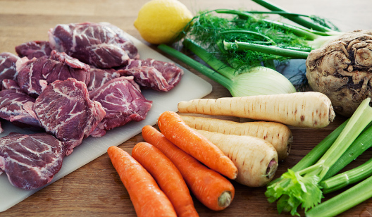 SVINEKJAKER MED ROTMOS – Heia Mat