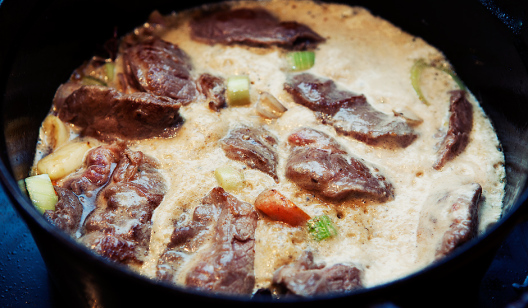 SVINEKJAKER MED ROTMOS – Heia Mat